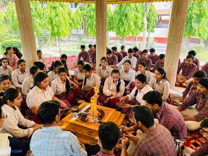 Children offered sacrifices in the yagya with chanting of Vedic mantras