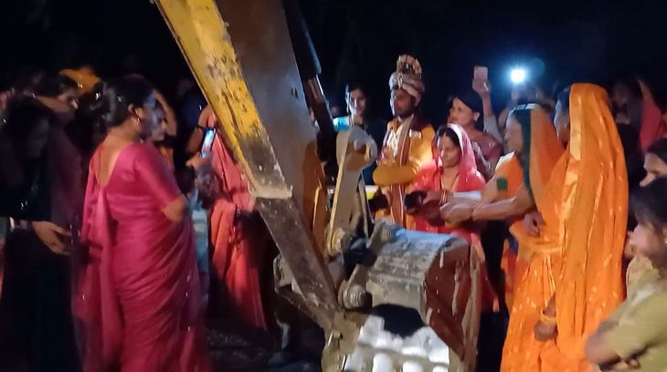 Soil digging ceremony completed with JCB | जेसीबी से पूरी हुई मिट्‌टी ...