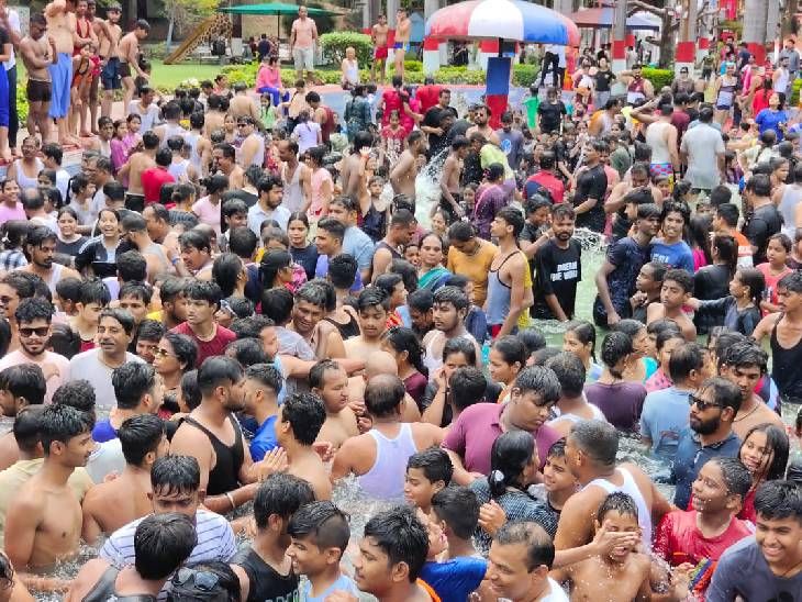 Koshti society organized water carnival in Indore | इंदौर में कोष्टी ...