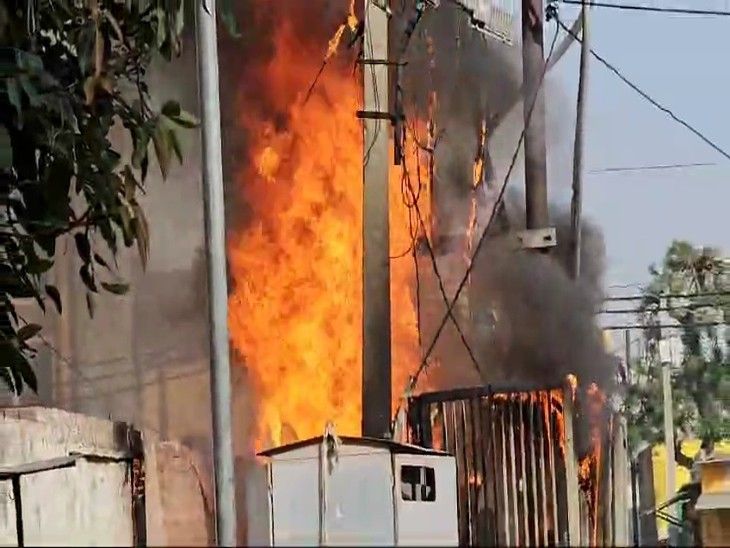 Transformer burnt down, glass of two vehicles broke | ट्रांसफार्मर में ...