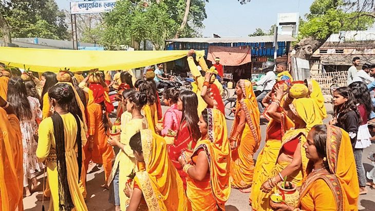 A grand Kalash Yatra was carried out for Akhand Ashtami | अखंड अष्टयाम ...