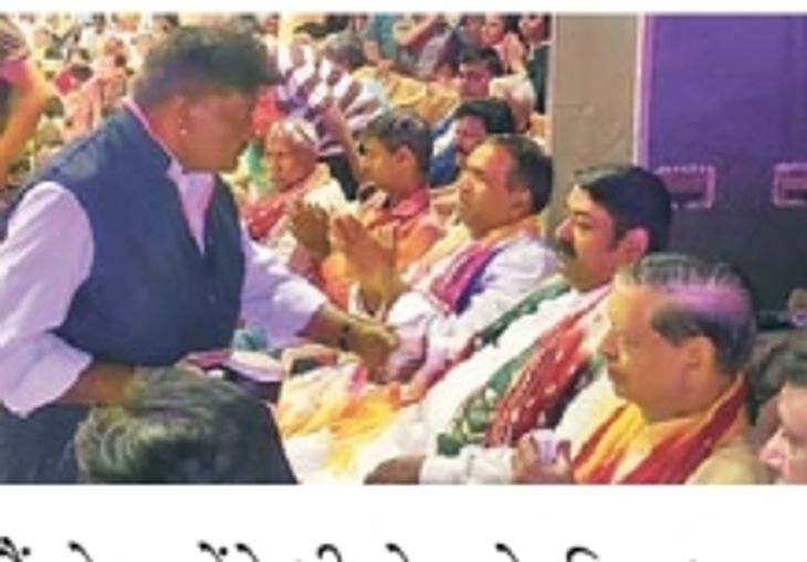 This lemon tea man serves free tea to devotees enjoying bhajans all ...