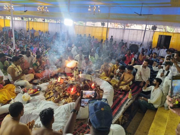 Maha Kumbham Bhog was offered to the Goddess with 21 types of dishes ...