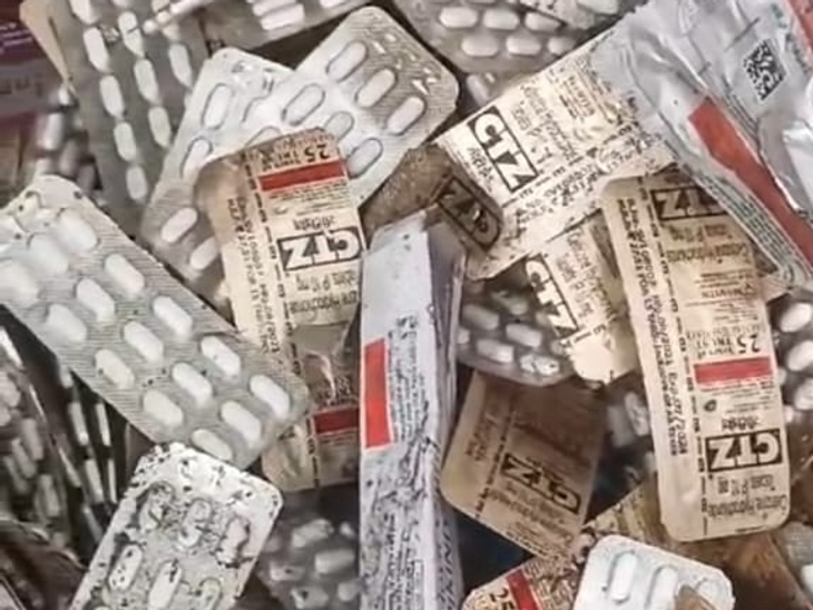 Expired tablets found in front of the medicine market | दवा बाजार के ...