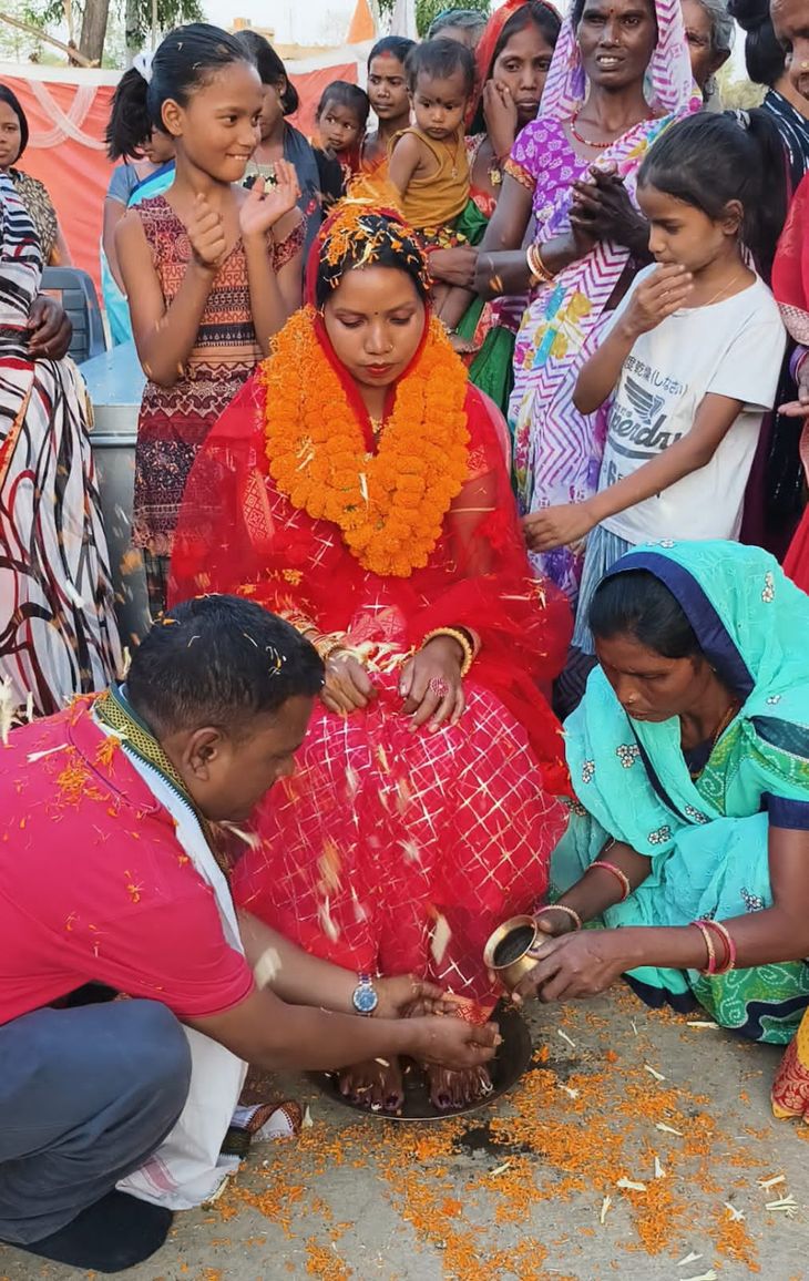People helped in dowry-free marriage at the house of late Gopal Ganjhu ...
