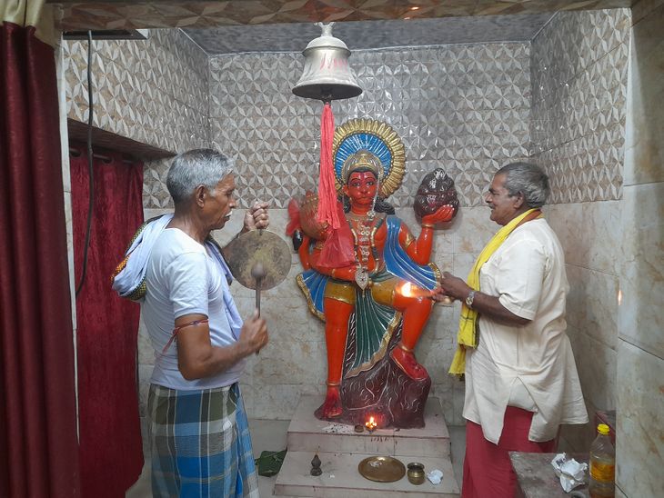 Distribution of prasad after puja and Aarti at Manokamana Hanuman ...