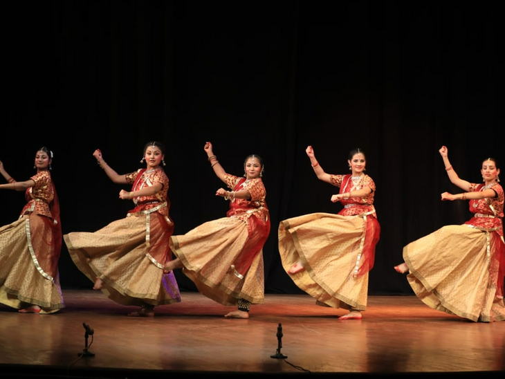 Shringar Ras decorated with Kathak on World Dance Day | वर्ल्ड डांस डे पर कथक से सजाया श्रृंगार ...