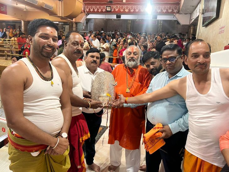 A devotee offered a silver crown weighing 1935 grams to Mahakaleshwar ...