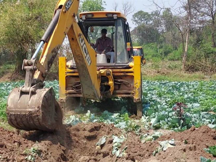 When stopped from occupying the farm, he was beaten up | खेत पर कब्जा ...