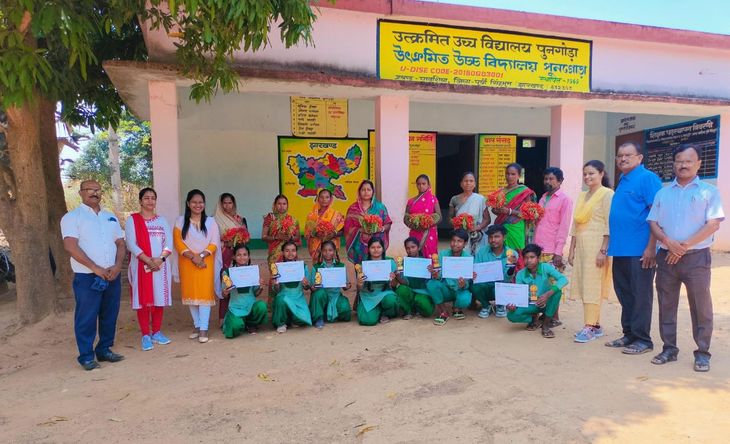 The students of UUV Pungoda were honored by giving memento and ...