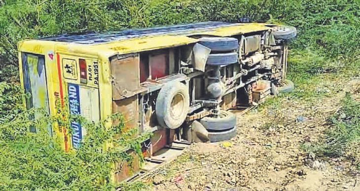 A bus full of school children fell into a ditch due to the steering getting jammed | स्टेयरिंग ...