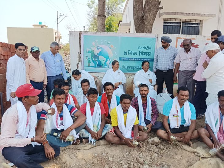 Brahma Kumari honored the workers | ब्रम्हाकुमारी ने श्रमिकों का किया ...