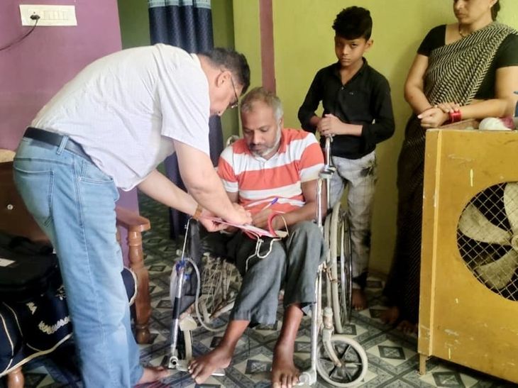 Disabled and elderly people voting process continues in Harda | हरदा ...