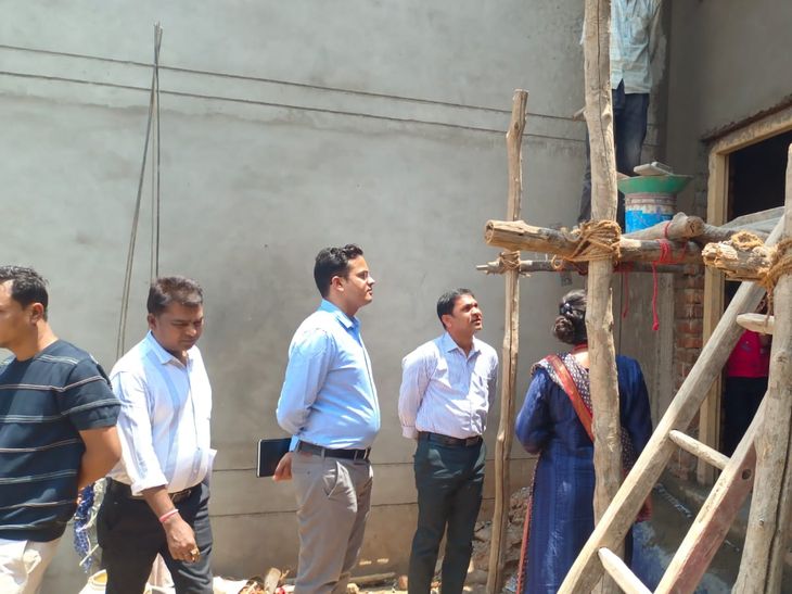 Additional Collector met the beneficiaries of Jan-Man Awas Yojana | जन ...