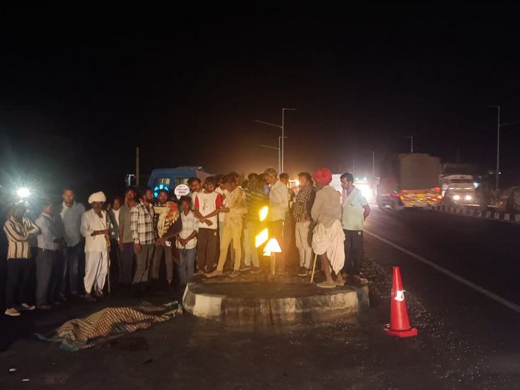Protest by placing dead body on road | फोर लेन पर कट से टकराकर युवक की ...