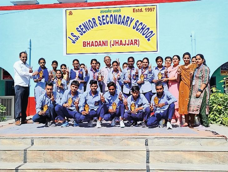 12th toppers were honored in JS School Bhadani