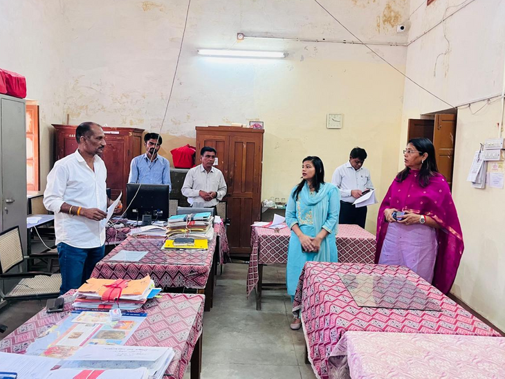 Divisional Commissioner did a surprise inspection of the Collector's office