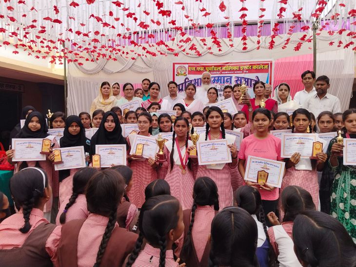 Topper girl students were honored in Mau | मऊ में टॉपर छात्राओं को किया ...