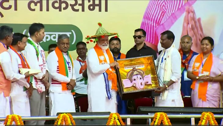 Arjun Munda presented a Chhau mask of Shri Ganesh to Modi | अर्जुन ...