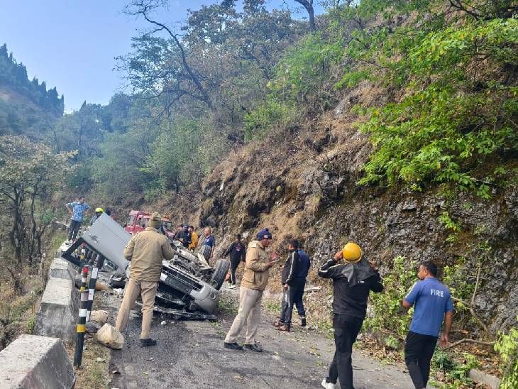 Major accident on Mussoorie-Dehradun road | उत्तराखंड में 200 फीट नीचे गिरी कार, 5 की मौत: मृतक ...