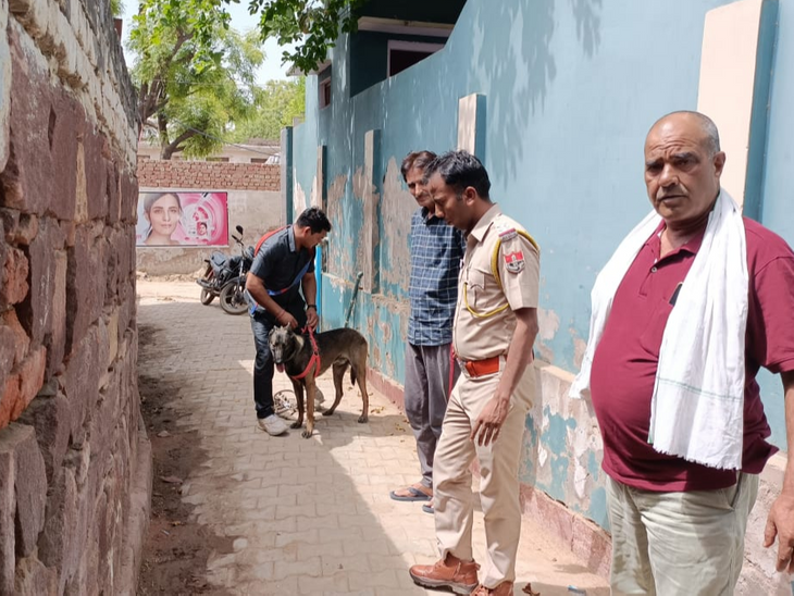 Thieves entered the house by jumping over the wall | घर का ताला तोड़कर ...