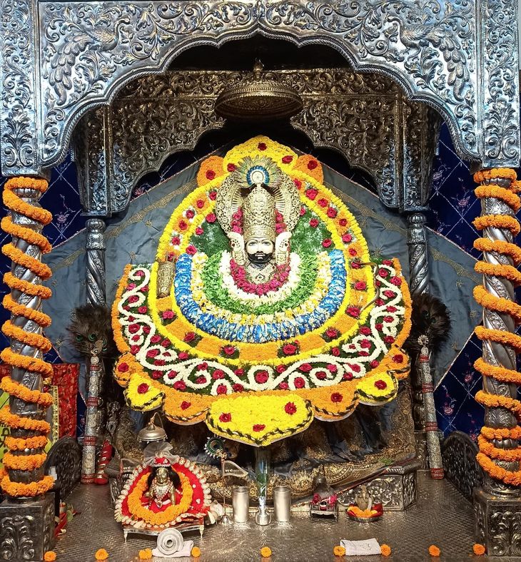 The kirtan was concluded by performing the aarti of Baba Shyam | बाबा ...