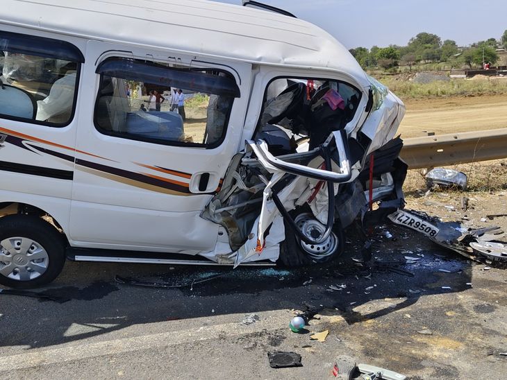 Head-on collision between two cars on Sagar-Bhopal road | सागर-भोपाल रोड पर दो कारों में आमने ...