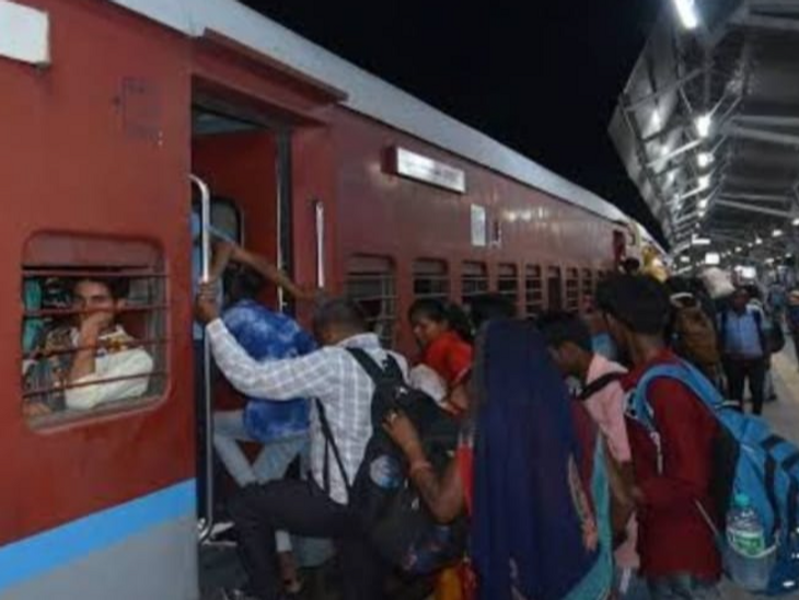 prayagraj,There is huge crowd in trains, waiting list is not moving | ट्रेनों में जबरदस्त भीड़ ...