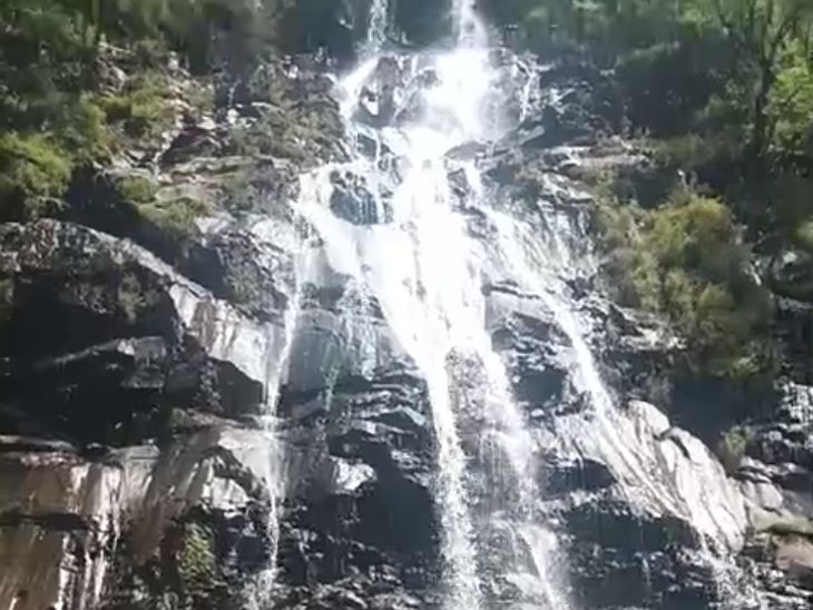 Pachmarhi's B Fall is giving relief in summer | गर्मी में राहत दे रहा ...