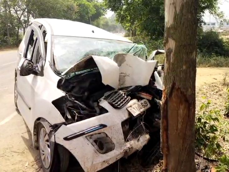 Car collided with a tree in Amroha
