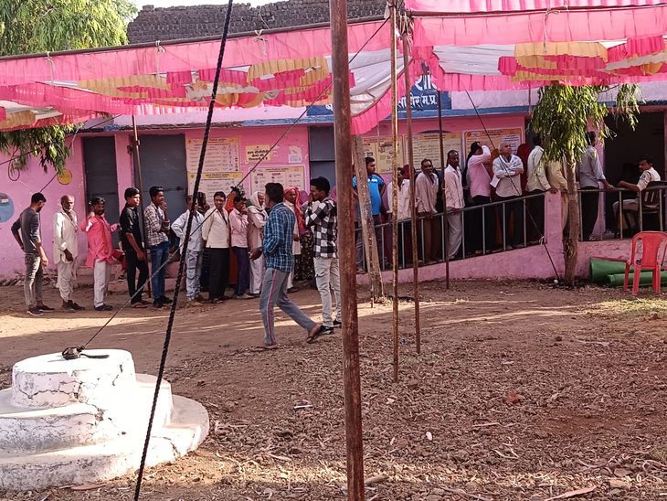 EVM malfunctioned in Badnagar | बड़नगर में खराब हुई ईवीएम: आधा घंटे से ...