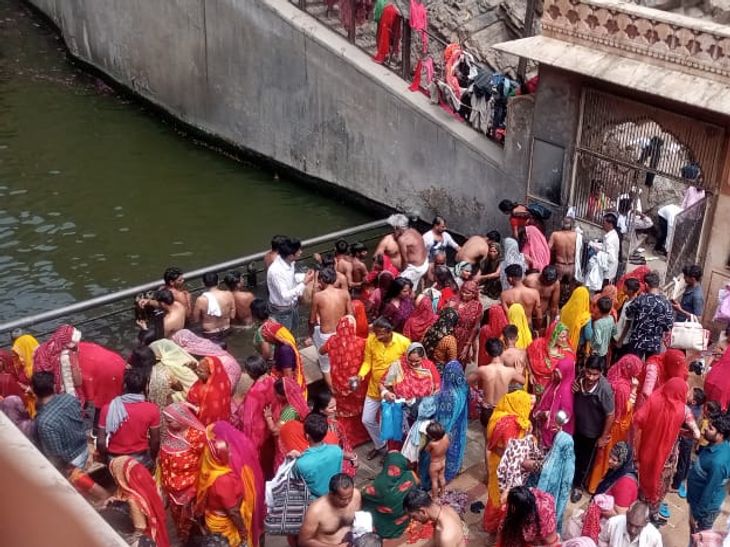 Devotees took bath in Galta Tirtha on Darsh Amavasya | दर्श अमावस्या पर ...