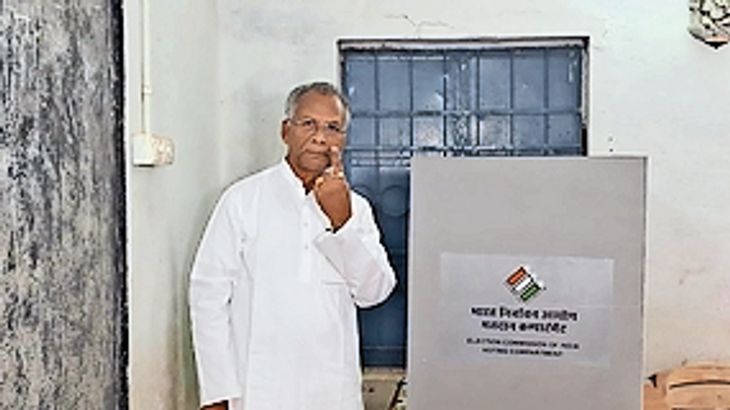 Former Home Minister Tamradhwaj Sahu cast his vote in Pauwara | पूर्व ...