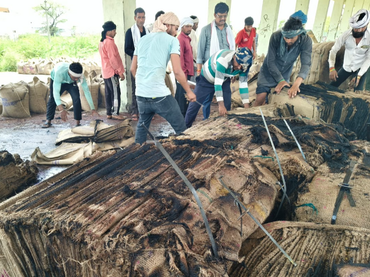 A bundle of sacks caught fire in the agricultural produce market | कृषि ...