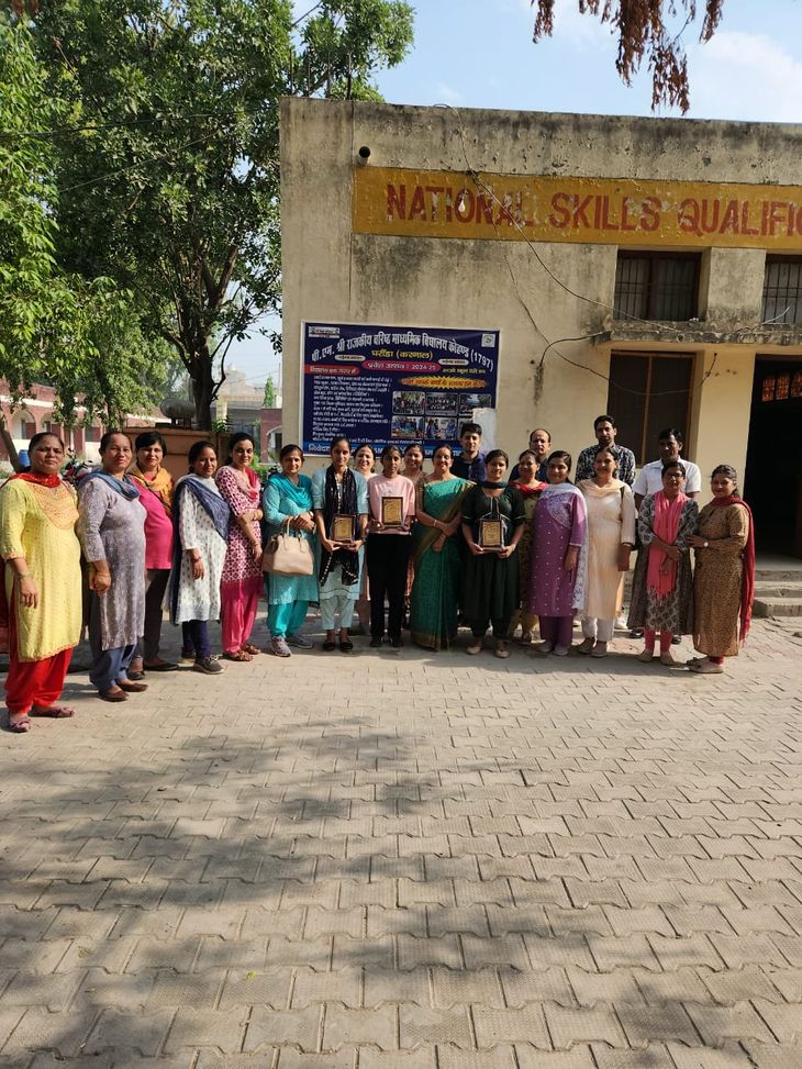 Top performing students were honored | अव्वल रहने वाली छात्राओं को किया ...