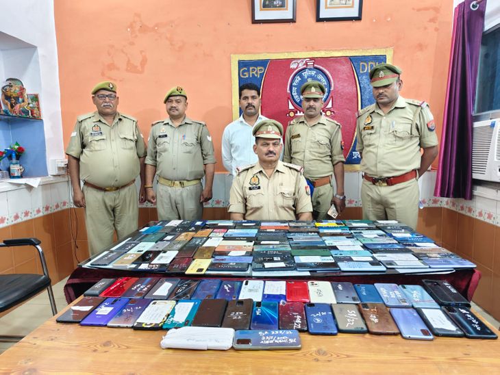GRP police found 135 mobiles | जीआरपी पुलिस ने ढूंढ निकाली 135 मोबाइल ...