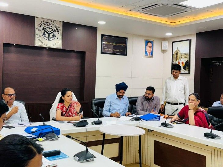 Divisional Commissioner Lucknow held a meeting and said – Special ...