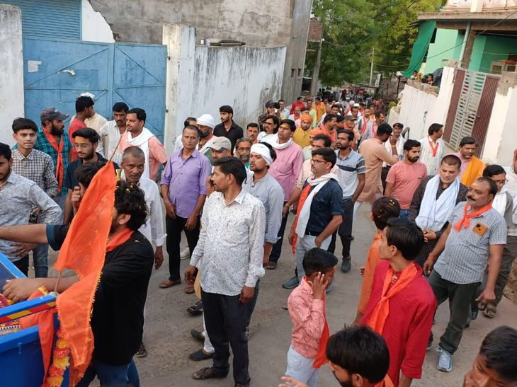 Procession took place in Alampur, people welcomed it at many places ...