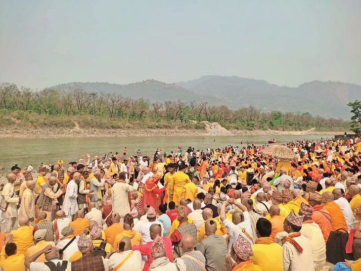 People gathered in large numbers in Maha Kumbh Mela at Chatra Dham in ...