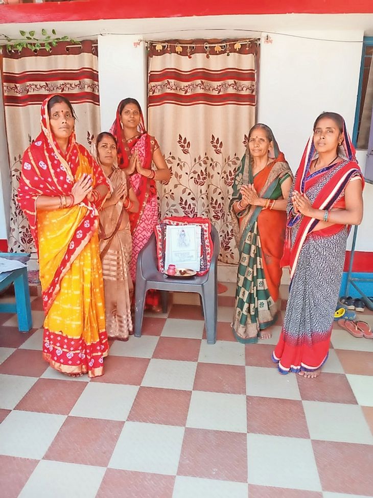Women performed the Aarti of Lord Parshuram in village Kharora | ग्राम ...