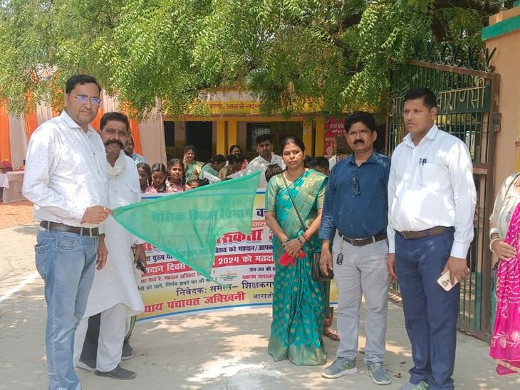 Children took out a voter awareness rally in Varanasi MP made aware for ...