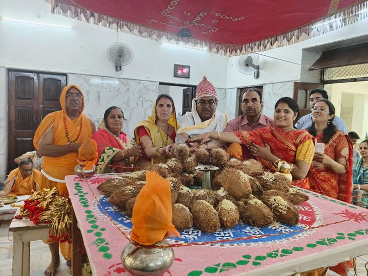 Worshiped the Bhaktamar Stotra Mandal Vidhan, offered Maha Arghya with ...