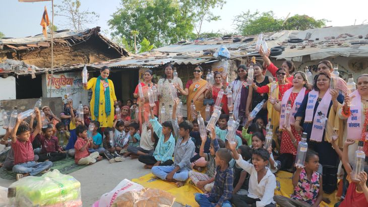 Water bottles distributed to children in Bansfod Basti | बांसफोड़ बस्ती ...