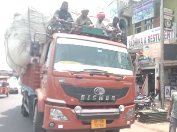 The Tehsildar took action against the vehicle carrying straw in ...