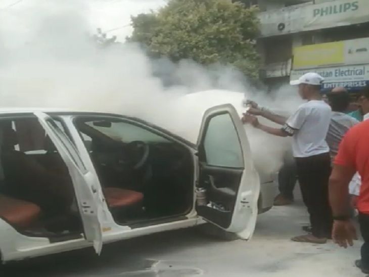 Fire broke out in the bonnet of a moving car in udaipur rajasthan ...