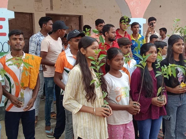 cycle pe sunday team distributed 500 saplings In Begusarau | बेगूसराय में 500 पौधों का वितरण ...
