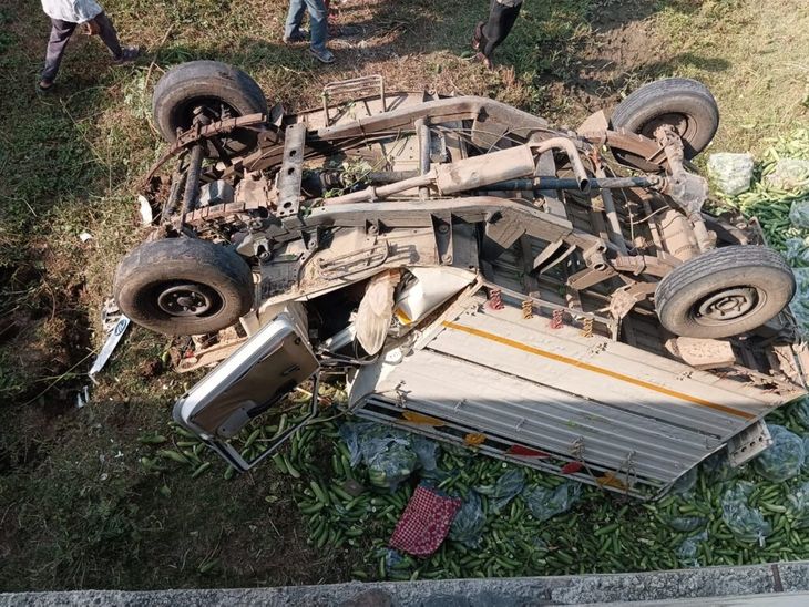 Pickup vehicle lost control and fell from the bridge | बेकाबू होकर पुल ...