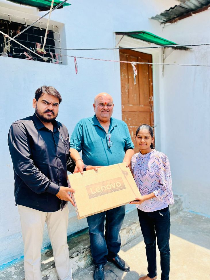 Board topper Priya was honoured and given a laptop too | बोर्ड की टॉपर ...