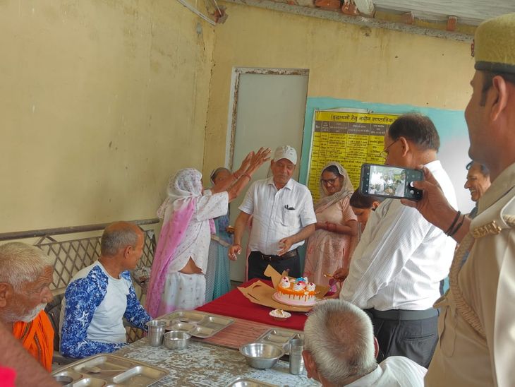 Amroha DM celebrated Mother's Day in old age home | अमरोहा डीएम ने ...