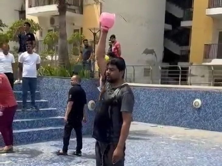 Demonstration in a dry swimming pool in Gautam Buddha Nagar | गौतम ...